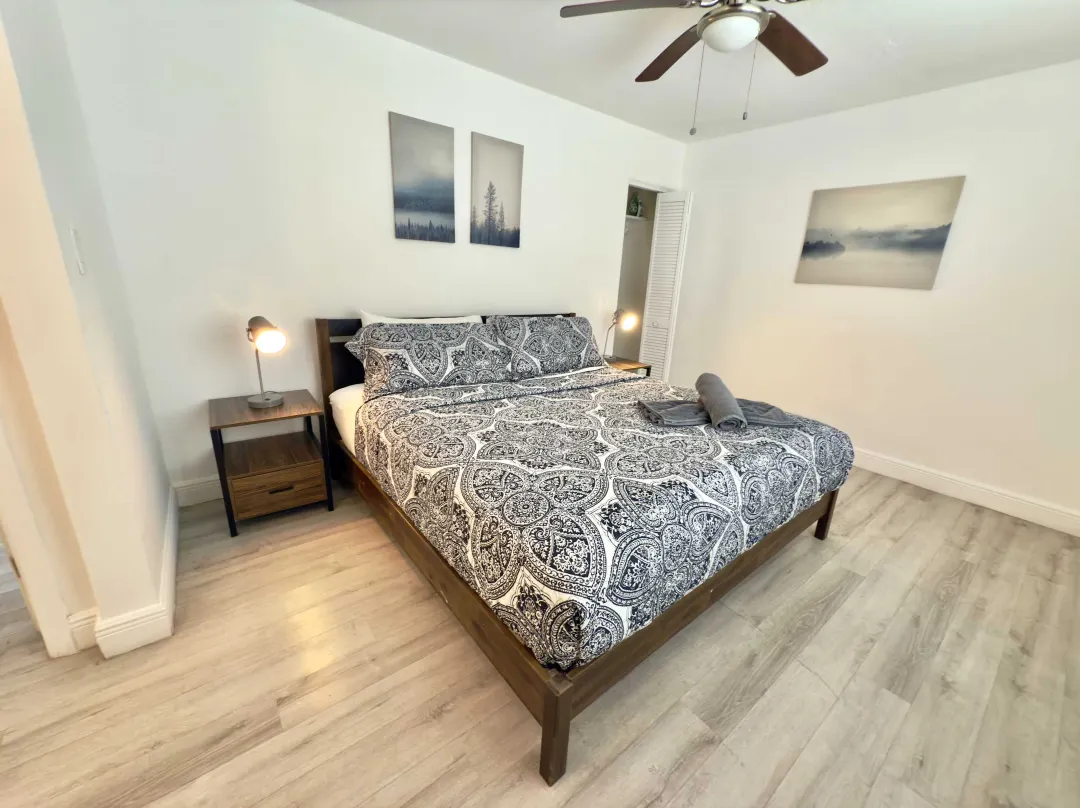 Bright Space With Beautiful Terrace And Beach Essentials - Cozy Coastal Retreat - Hollywood, FL