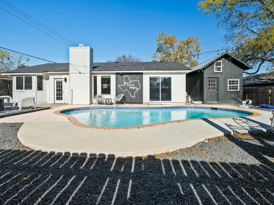 Seasonal Pool And Tropical Vibes - Vibrant Getaway - Austin