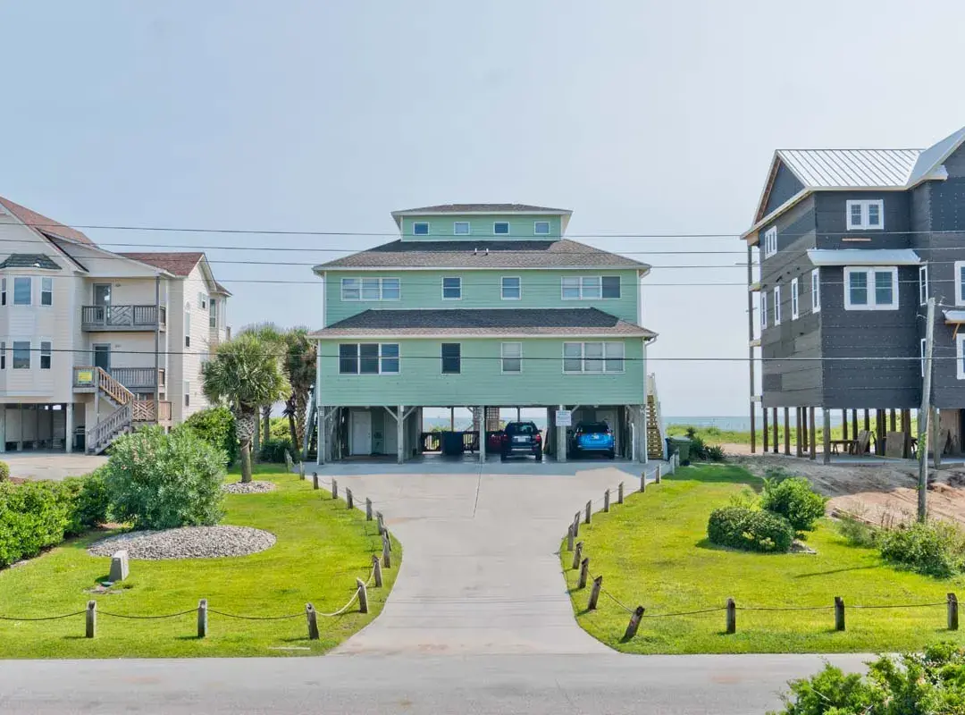 Oceanview Deck And Playroom - Spacious Coastal Escape - 에메랄드 이슬