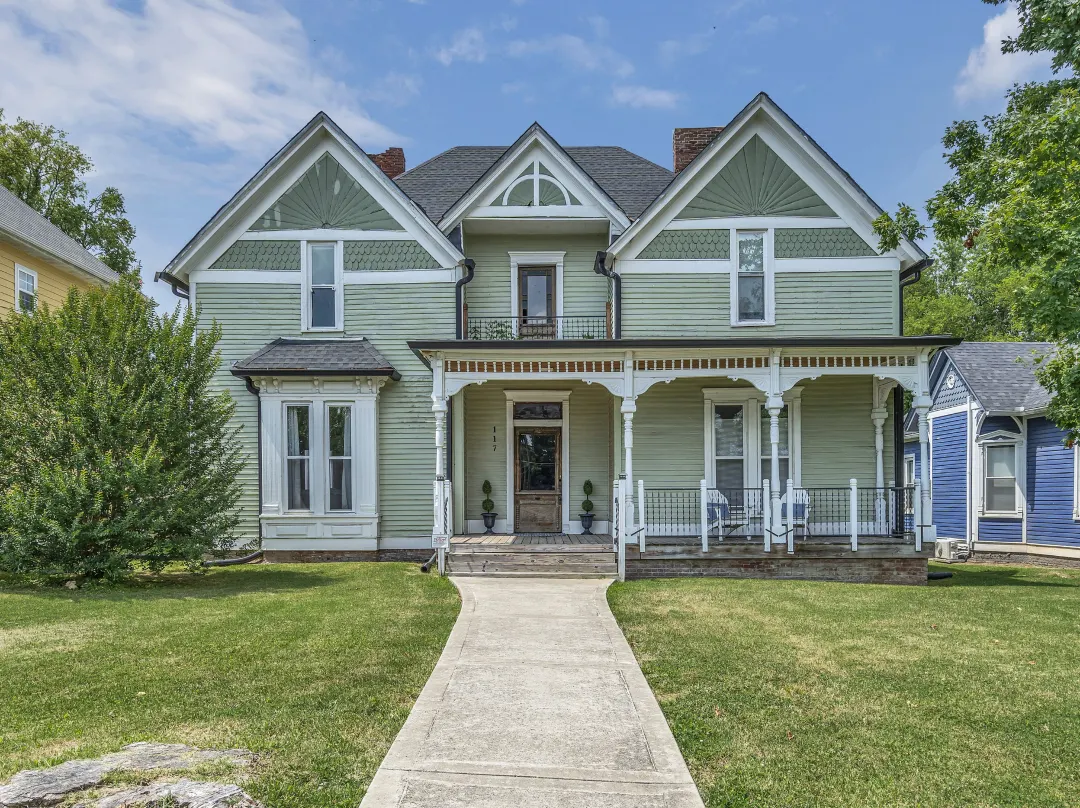 Stylish Furnishings And Fully Stocked Kitchen - Charming Oasis - Clarksville