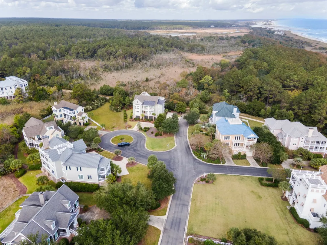 Spacious Kitchen And Screened Porch Oasis - Inviting Coastal Retreat - Georgetown, SC