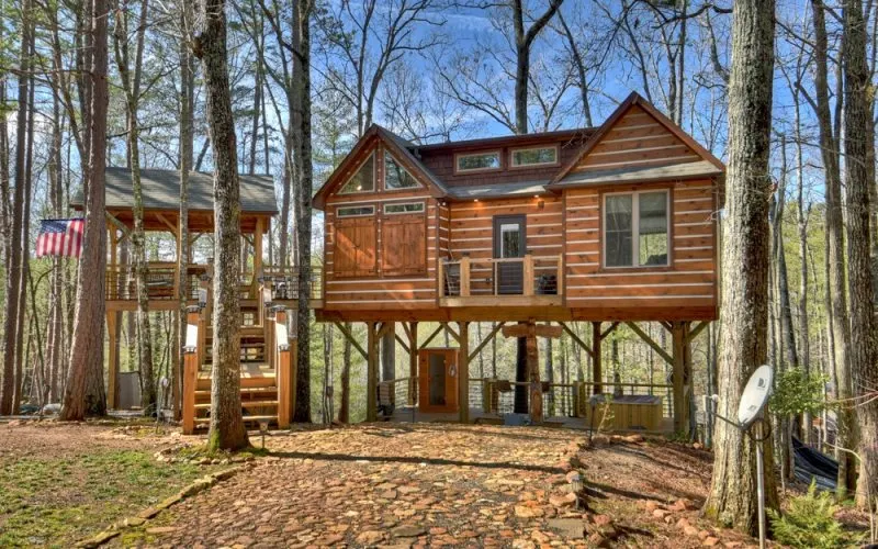 Treehouse With Hot Tub And Ample Deck Space - Charming Couples Retreat - Blue Ridge, GA