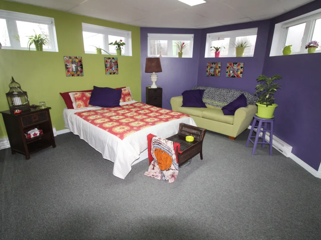 Gandhi Très Grande Chambre Décorée Style Indien Espace Bureau Et Canapé - La Malbaie