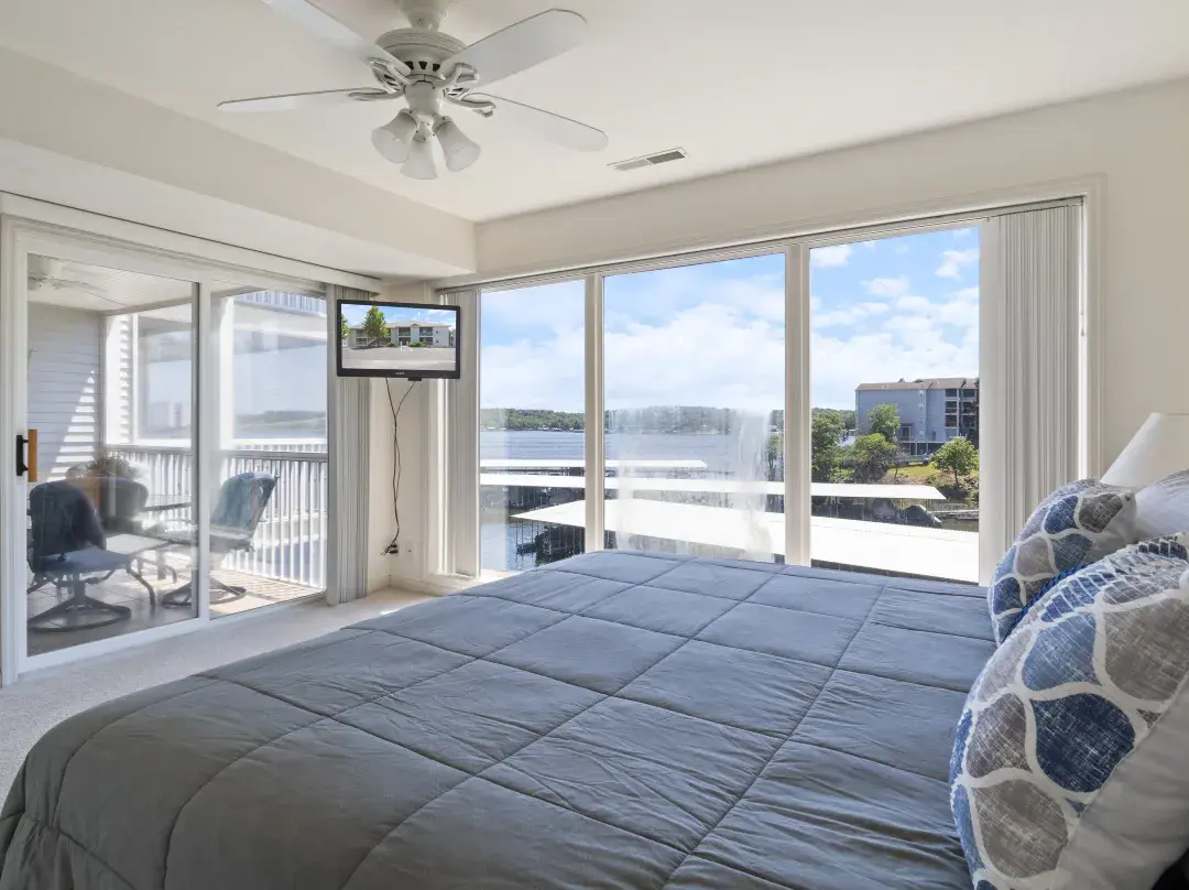 Breathtaking Lake Views And Screened-in Deck - Cozy Retreat - Lake Ozark, MO