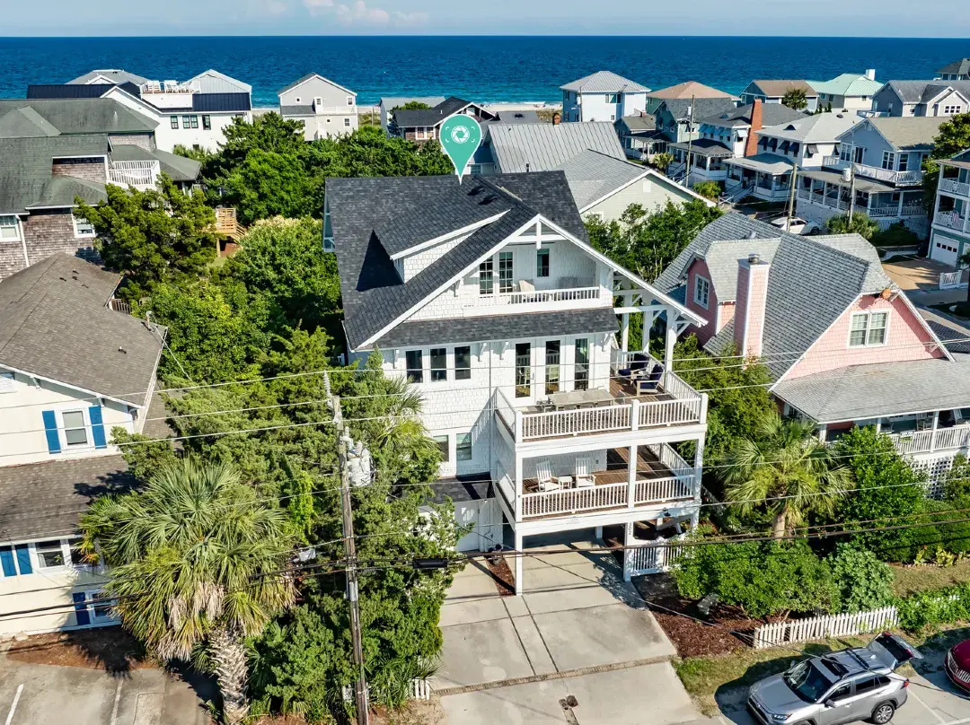 Coastal Retreat With Expansive Decks And Modern Amenities - Stylish Escape - Wrightsville Beach, NC