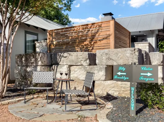Private Hot Tub And Outdoor Fireplace - Charming Urban Chic - Fredericksburg, TX