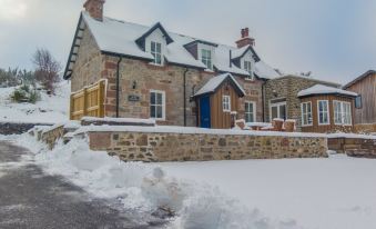 Scottish Highland Cottages "The Old Police House" Daviot, Inverness ...