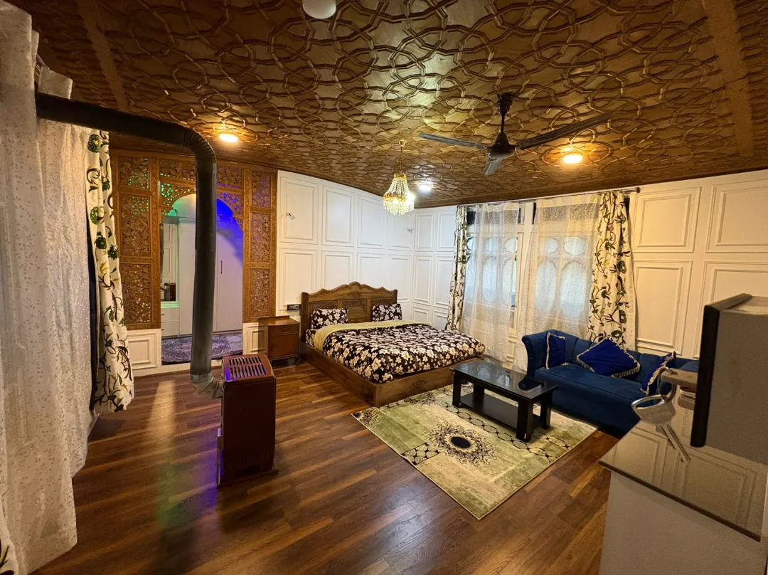 Montreal Group Of Houseboats - Srinagar