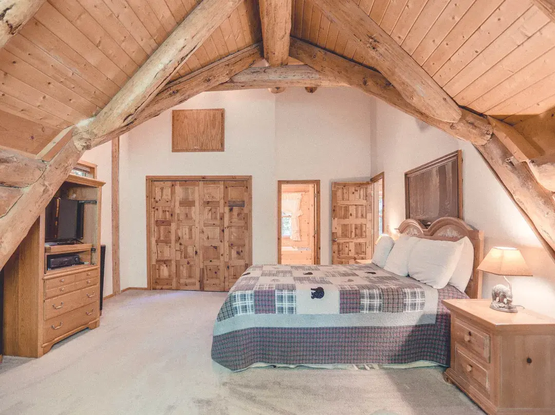 Rustic Charm And Creekside Deck - Enchanting Log Cabin Retreat - Oregon