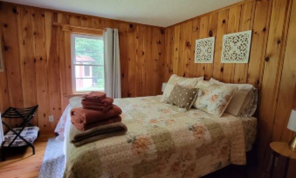 Location⭐️⭐️Lake Access, Sebago Cove, Screen Porch, Fire Pit, Downtown ...