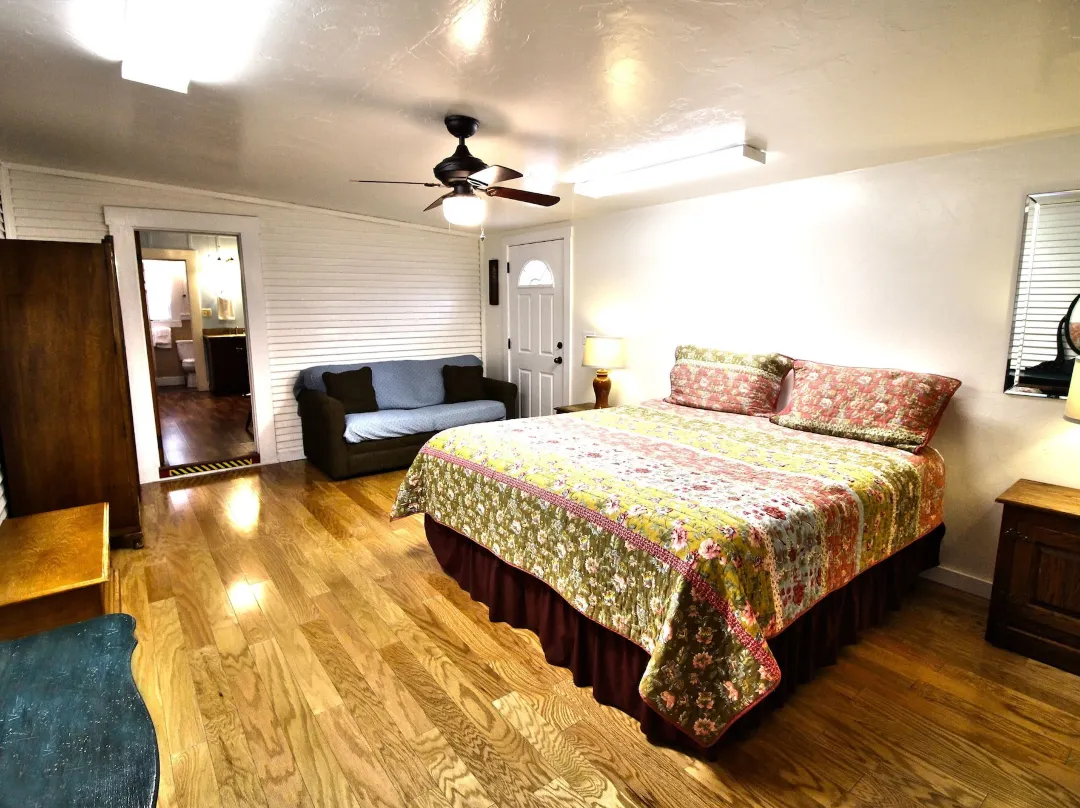 Peach Tree Inn & Suites - Fredericksburg, TX