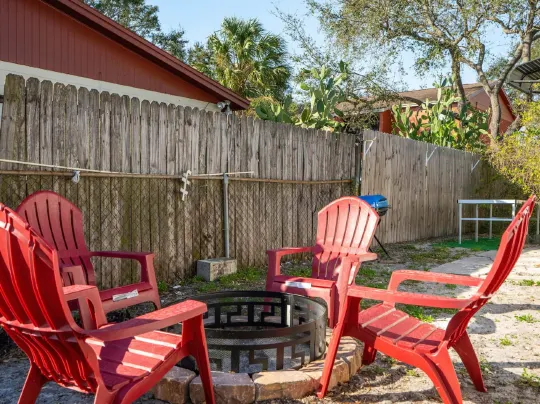 Charming Fenced Backyard And Firepit - Stylish Family Haven - Tampa, FL