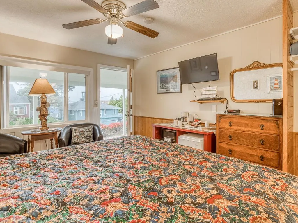 Ocean Peek And Cozy Sitting Area - Charming Coastal Haven - Depoe Bay, OR