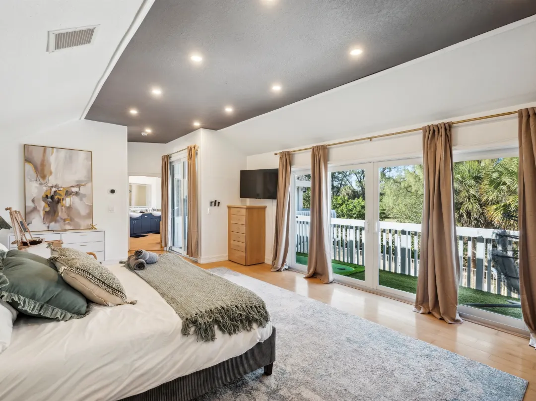 Heated Pool, Tiki Bar And Outdoor Cinema - Elegant Beachfront Oasis - Pompano Beach, FL