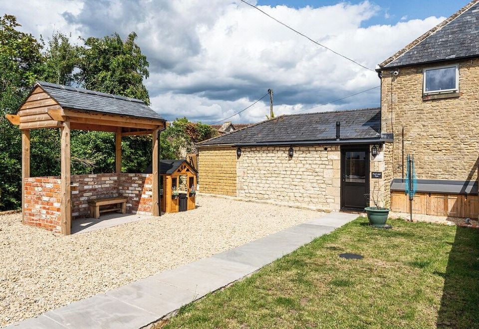 Countryside Granary cottage with access to indoor pool, sauna & steam ...