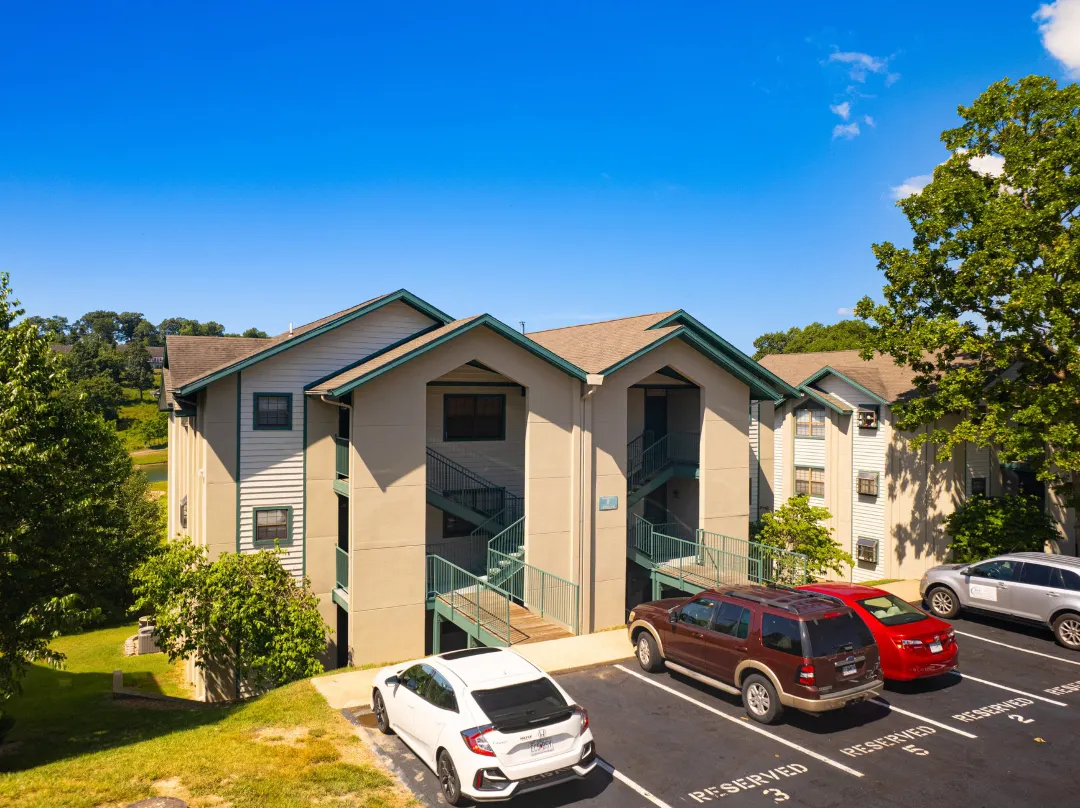 Golf Course Views With Pool Access, Balcony & Grill - Prime Location - Branson, MO