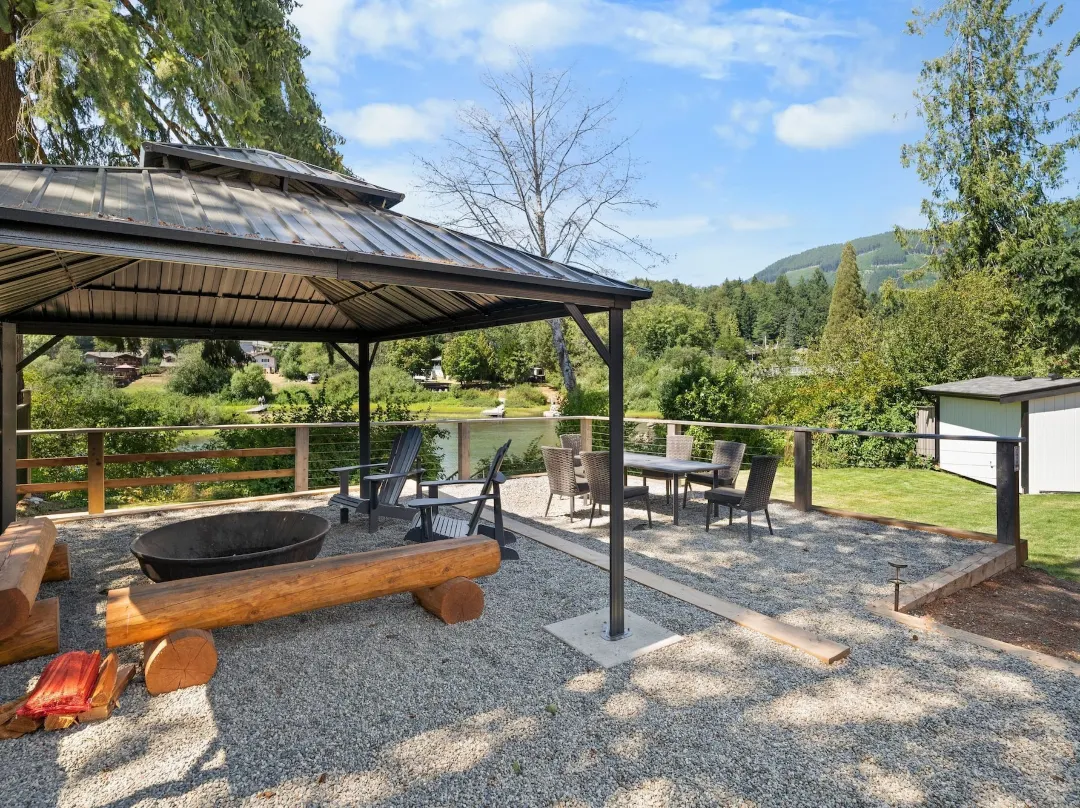 Cowichan Lake Cottages -Riverside - Lake Cowichan