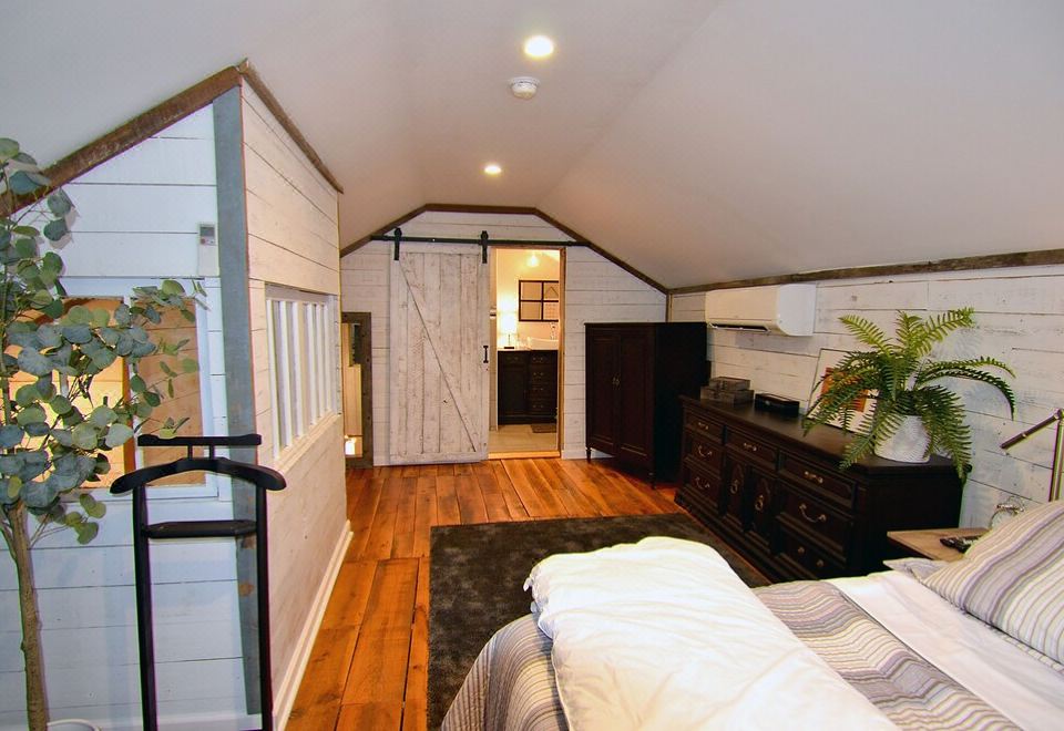 Cozy farmhouse! Pool table, fire pit, minutes to Lake James, downtown ...