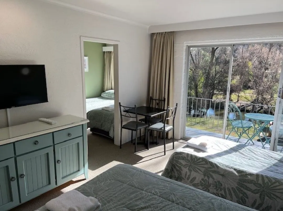 Riverbank Park Motel - Bright