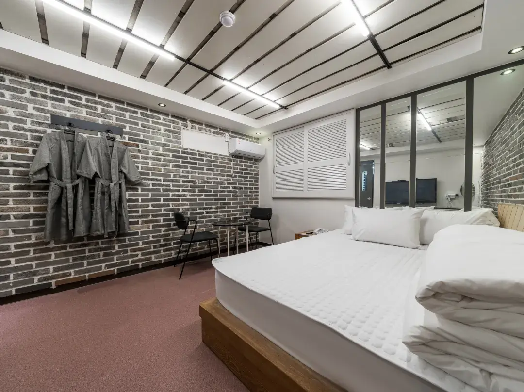 Busan Daeyeondong Hotel With - Busán