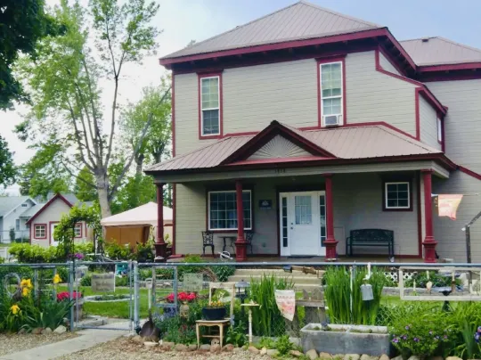 Charming Home With Spacious Yard And Modern Amenities - Cozy Retreat - Baker City, OR