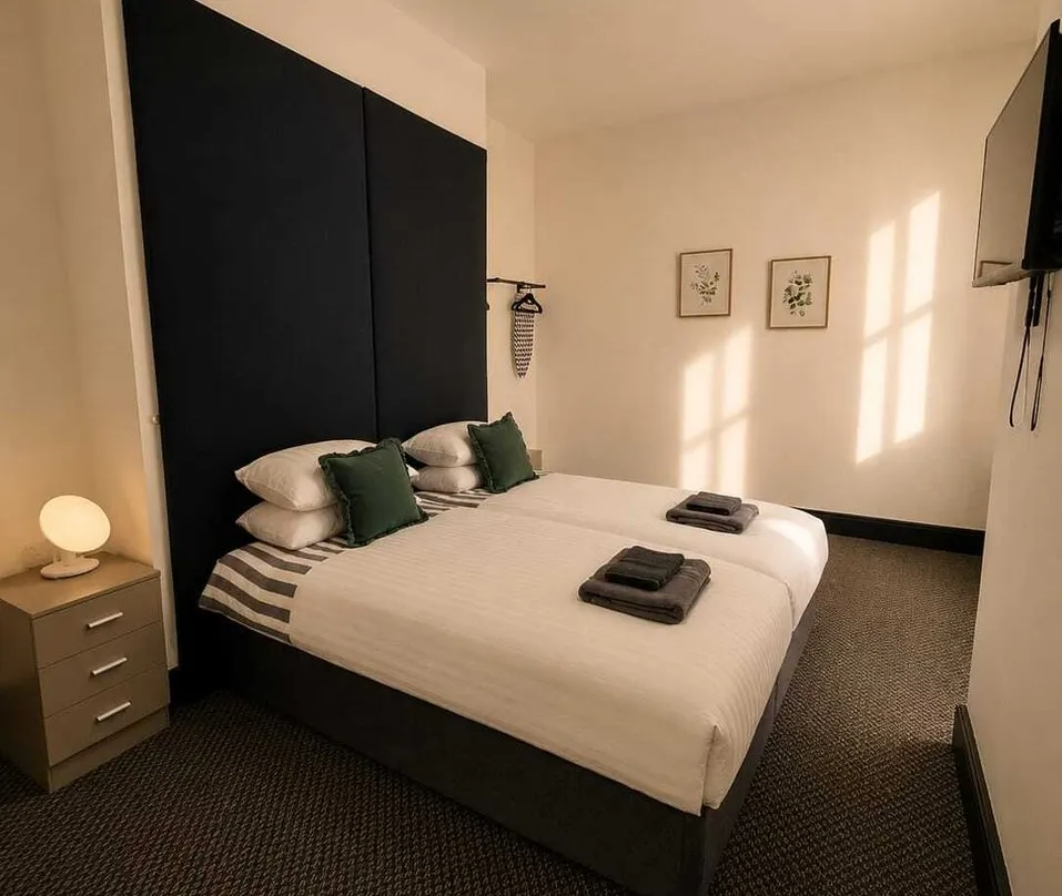 Contemporary Double Room With Private Bathroom - Liverpool