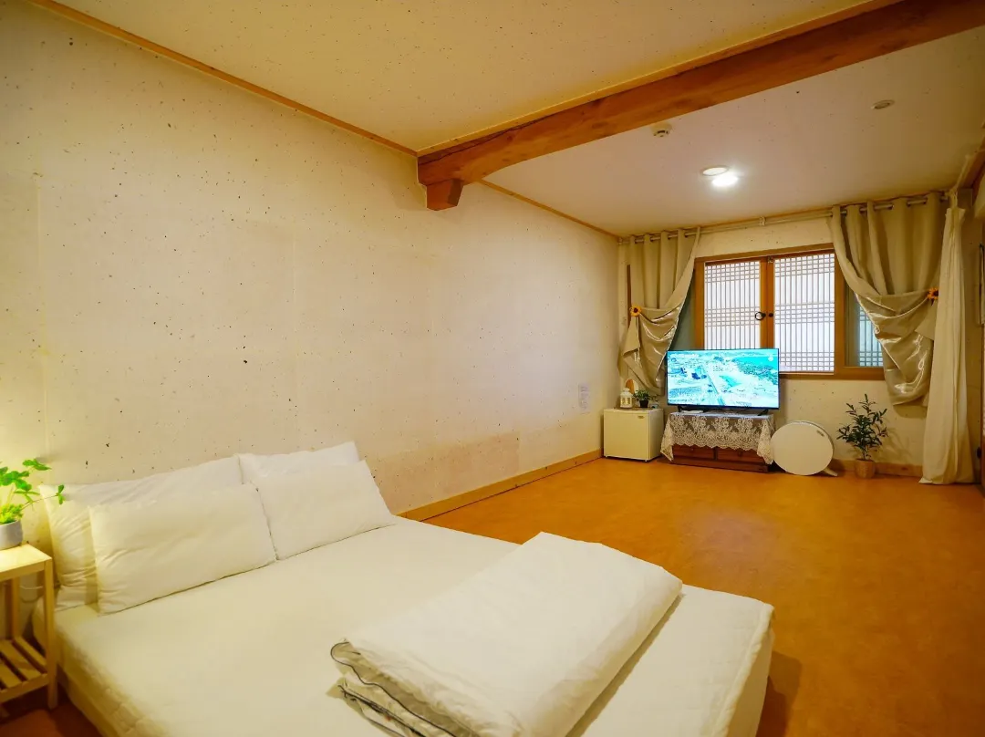 Jeonju Hanok Maeul Sarang Namu Hanok Pension - Jeonju-si