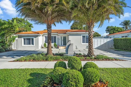 Modern Home With Private Pool And Entertainment Amenities - Clean Tropical Oasis - Miami