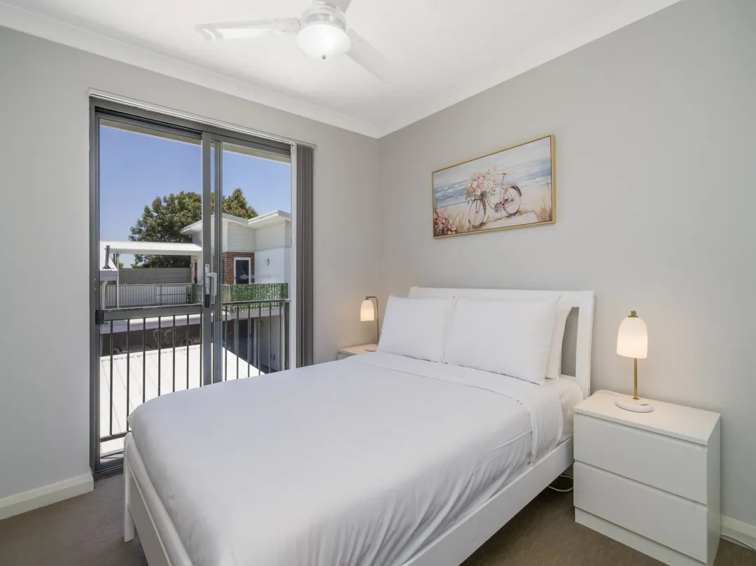 Sunny 2-bed In Quiet Location With Balcony - Swan