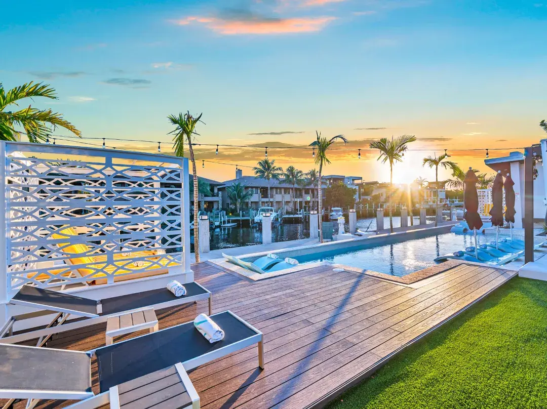 Waterfront Tranquility And Heated Pool - Serene Midcentury Retreat - Tamarac, FL