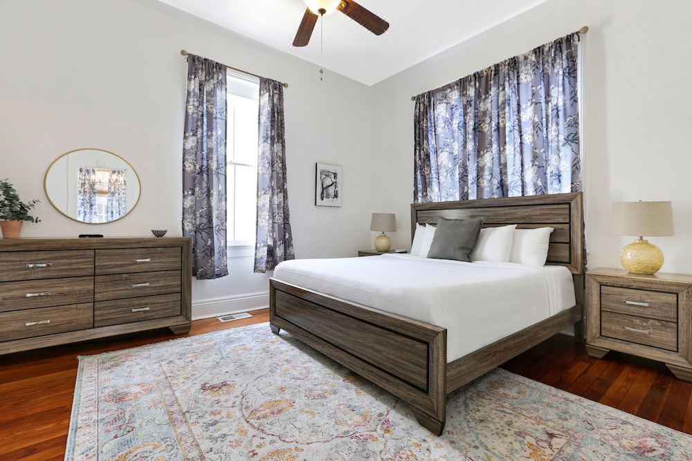Uptown Spacious 4bd W Historic Charm - Kenner, LA
