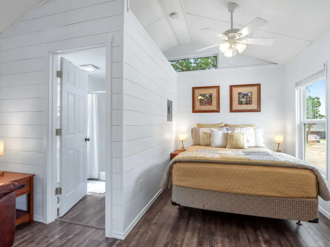 Scenic Porch And Serene Outdoor Space - Charming Cozy Hideaway - Canyon Lake, TX