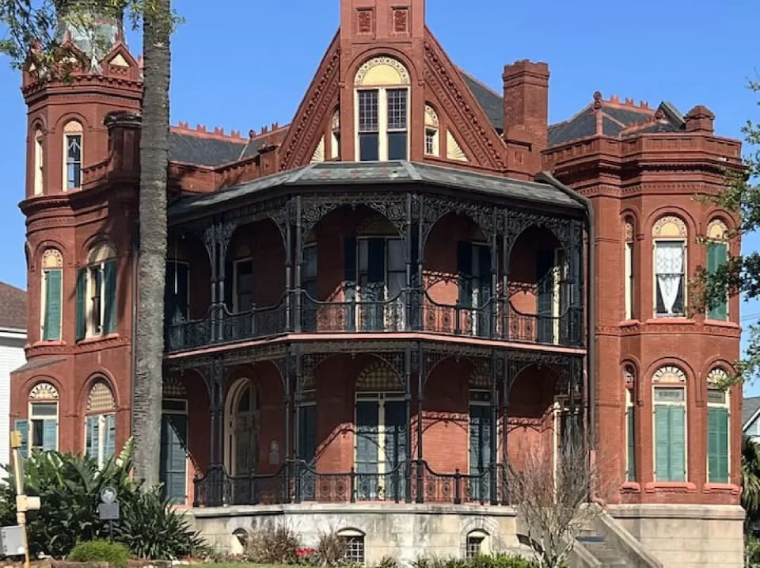 Secure Fenced Yard And Modern Comforts - Charming Cozy Retreat - Galveston, TX