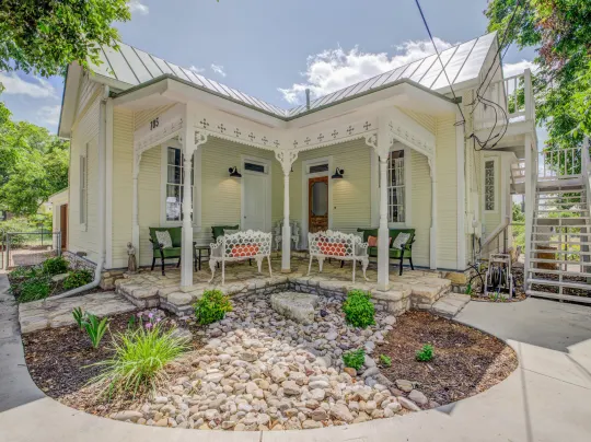 Charming Wine Greenhouse And Cozy Outdoor Spaces - Delightful Retreat - Fredericksburg, TX