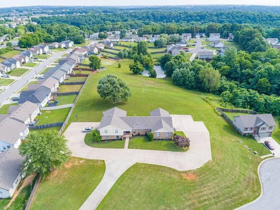 Breathtaking Views And Stocked Pond - Stunning Scenic Haven - Clarksville, TN