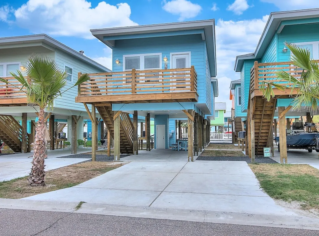 Luxury Home With Community Pools And Outdoor Seating - Charming Retreat - Port Aransas, TX