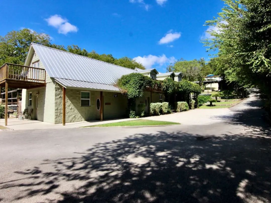 Full Kitchen And Cozy Balcony Retreat - Charming Oasis - New Braunfels, TX