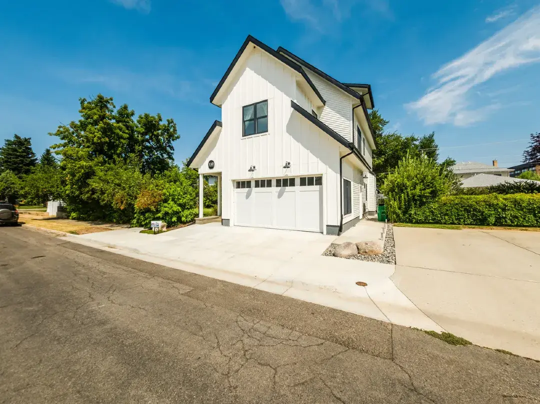 Modern Kitchen, Fire Pit And Spacious Living Area - Charming Haven - Sheridan, WY