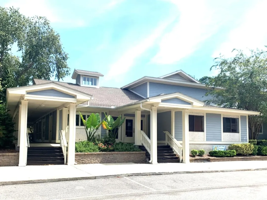 Coastal Amenities And Luxurious Comfort - Elegant Top Floor Retreat - Hilton Head Island, SC