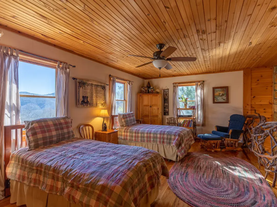 Long Range Mountain Views And Cozy Fireplace - Charming Mountain Retreat - Boone