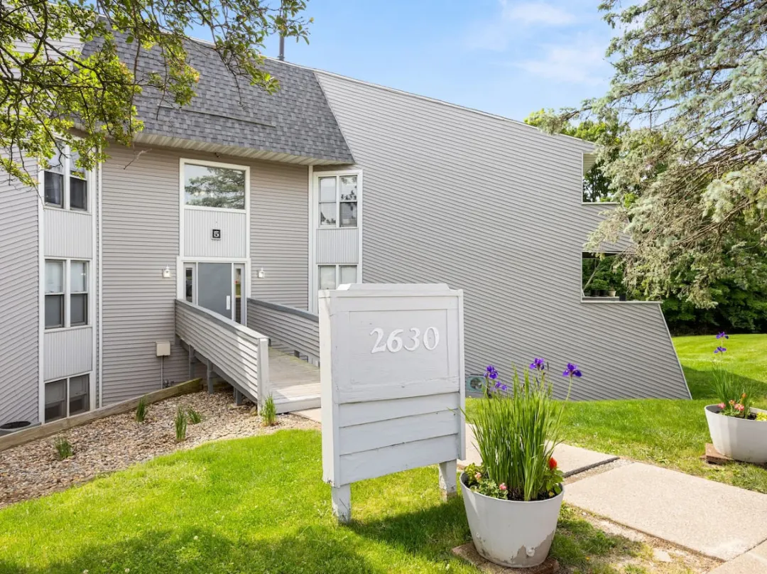 Tranquil Oasis - Lush Garden Setting, Outdoor Firepit - Peoria