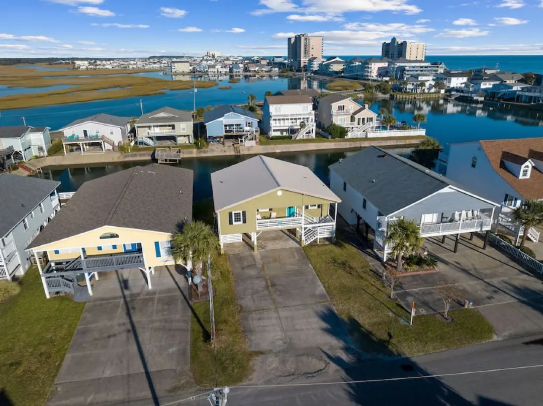 Waterfront Oasis With Hot Tub And Game Room - Stunning Coastal Retreat - Little River