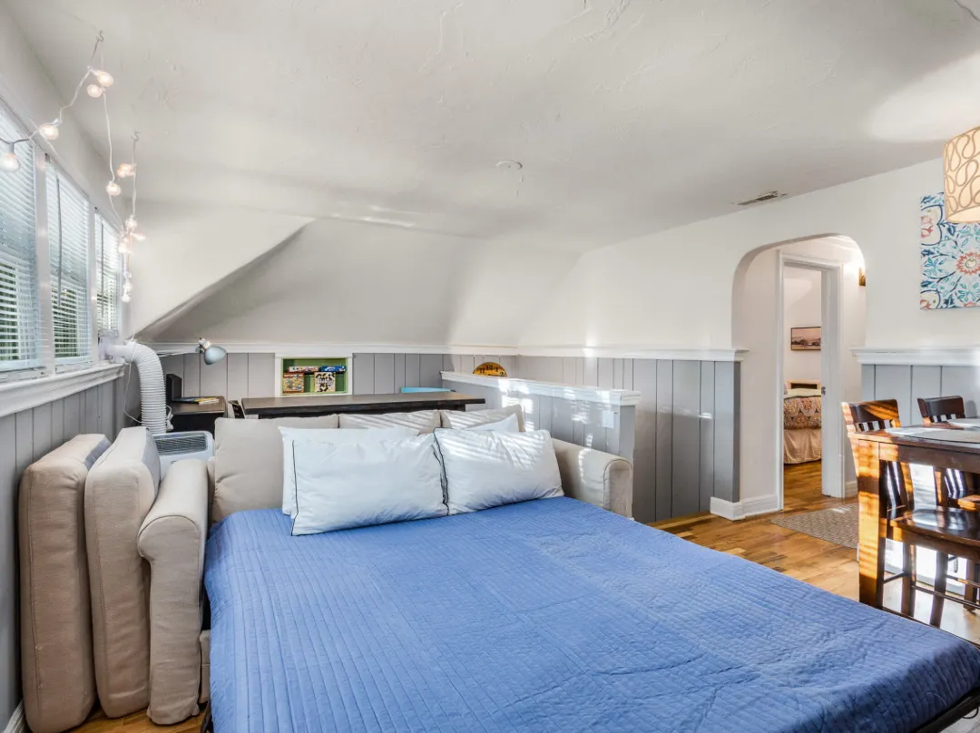 Cozy Space With Natural Light And Modern Amenities - Charming Retreat - Colorado Springs, CO