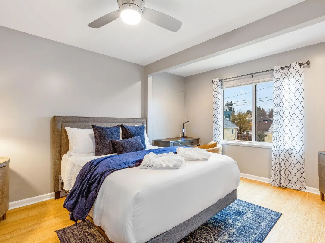 Charming Home With Smart Technology And Fenced Yard - Cozy Retreat - Seattle, WA