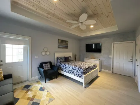 Nicole's Nest: Brand New Exquisite Studio Hideaway - Freeport