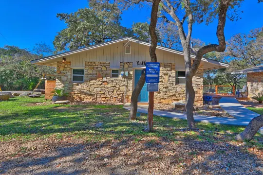 Stunning Kitchen And Outdoor Seating Area - Charming Cozy Retreat - Canyon Lake, TX