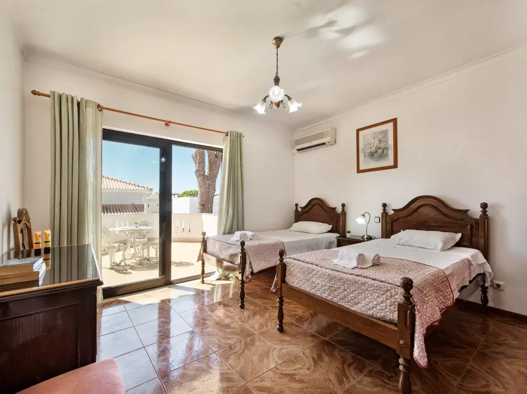 Residential Cul-de-sac Walking Distance To Centre, Private Pool, Free Ac & Wifi - Quarteira
