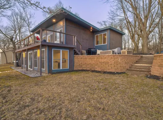 Spectacular Lakefront Escape With Hot Tub And Game Room - Amazing Retreat - Spirit Lake, IA