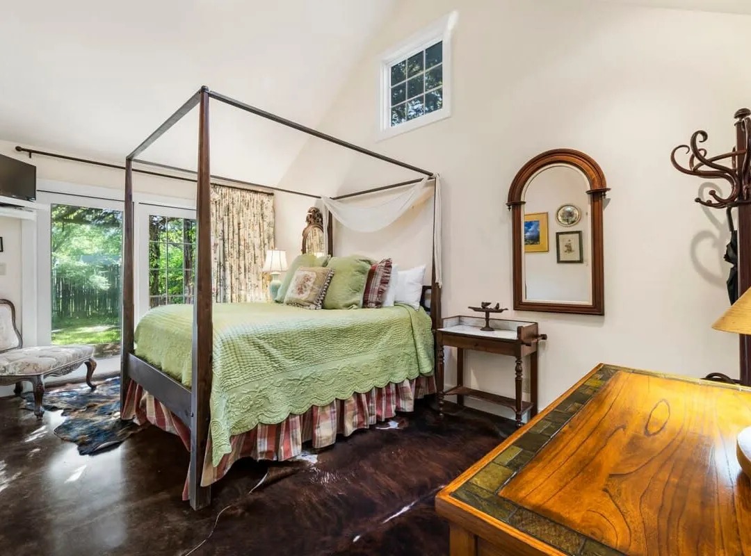 Cozy Fireplace And Secluded Backyard Retreat - Charming Haven - Fredericksburg, TX