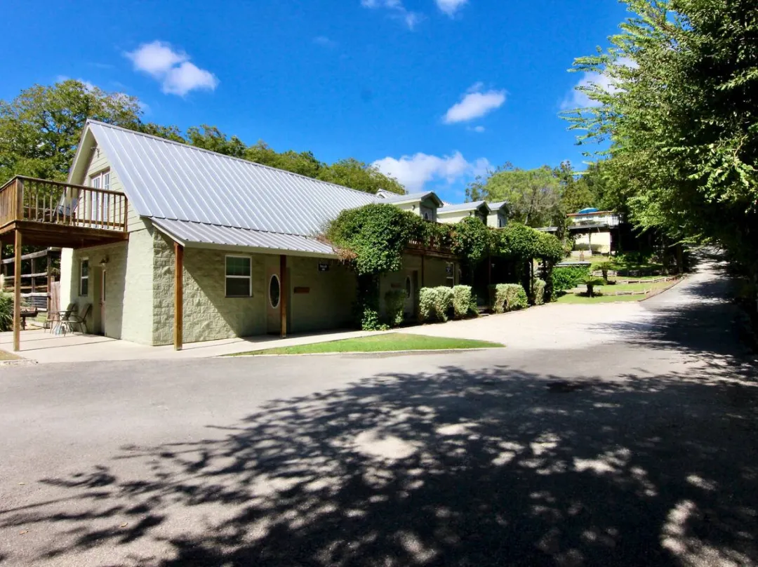 Spectacular Retreat - Complete Kitchen, Balcony, Parking - New Braunfels, TX